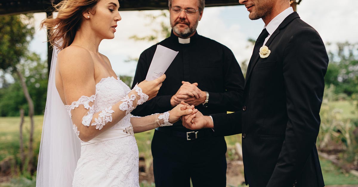 Bride Reads Cheating Fiancé's Text Messages Instead of Vows at Their ...