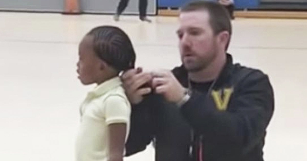 Coach goes viral online for kind act during kids’ basketball game