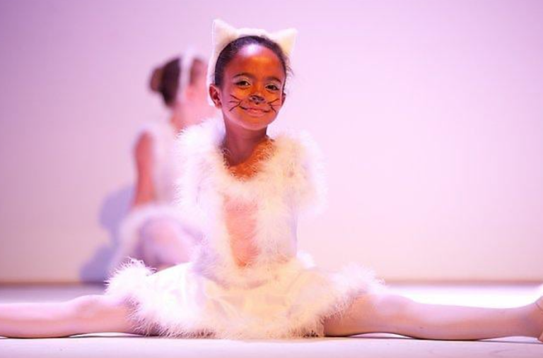 Who is Vitória Bueno? The Brazilian Ballerina With No Arms Proving ...