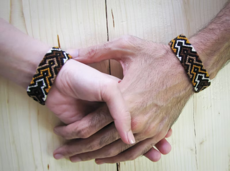 What Flirting Body Language Really Looks Like, According to Experts ...