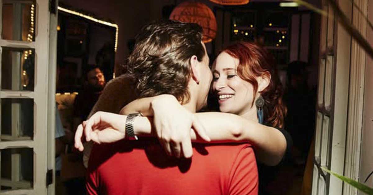 ‘Throning’ Is the New Dating Trend—And It’s Totally Confusing Us